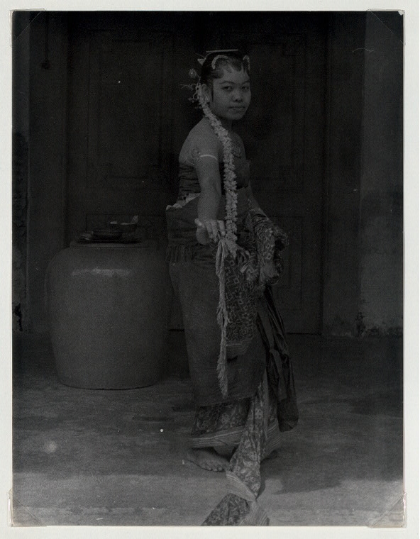Bedoyo Ketawang dancer - NYPL Digital Collections