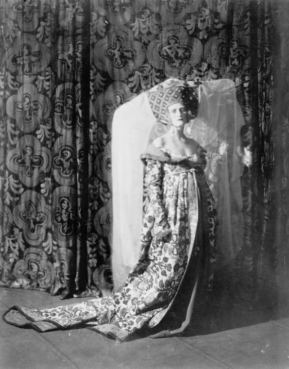 Helen Robbins as Lady Anne Nevill. - NYPL Digital Collections