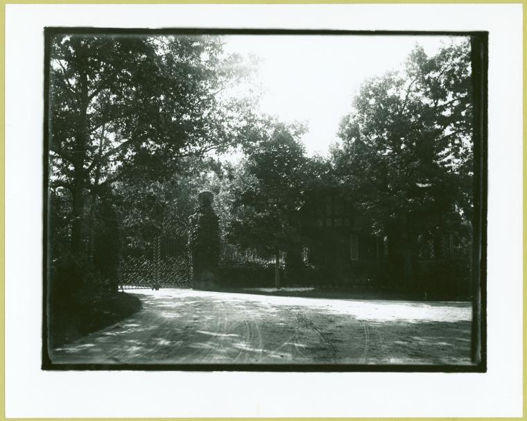 William K. Vanderbilt's Idle Hour Estate, Oakdale, L.I. [Gated entrance ...