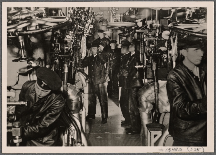 [A look inside the engine room of a German battleship. On the effort ...