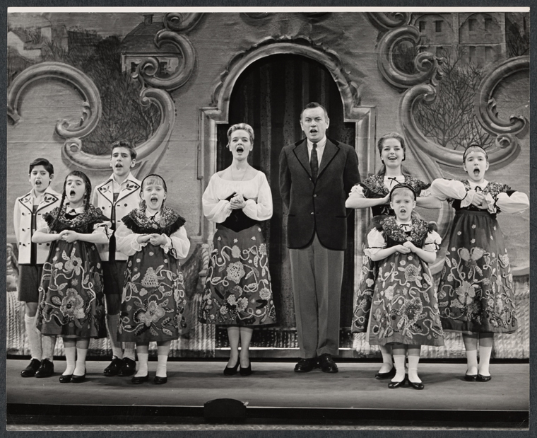 Florence Henderson, John Myhers and ensemble in the touring stage ...