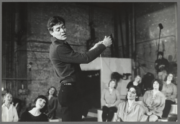 Raul Giulia 1994 Anjelica Huston Recalls Late 'Addams Family' Costar