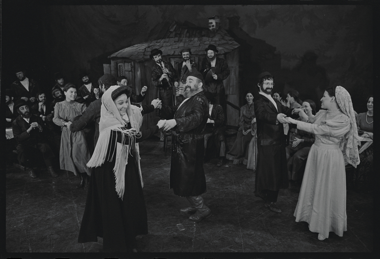Paul Lipson, Peg Murray, Bette Midler and ensemble in the stage ...