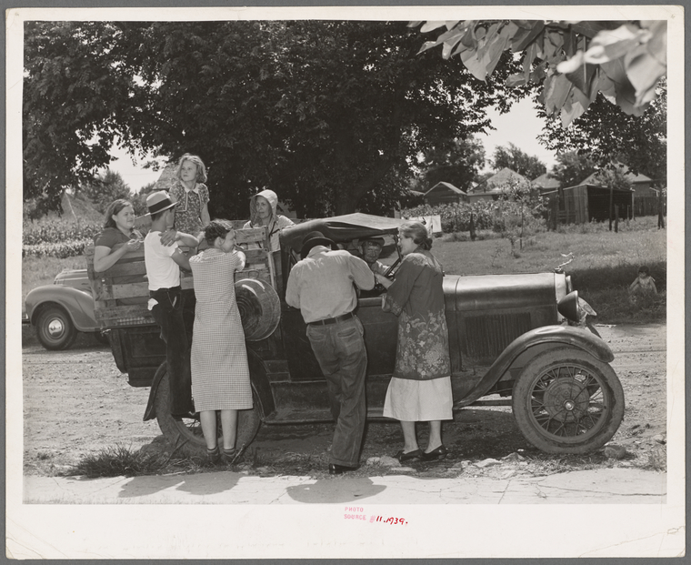 The Elmer Thomas family at Muskogee visiting their friends to say ...